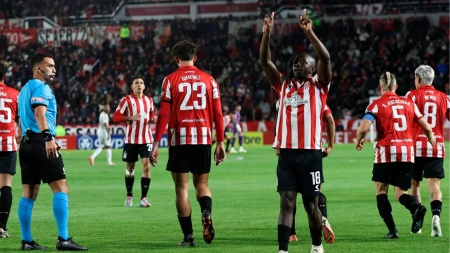 Estudiantes homenajeó a la 'Bruja' Verón y los tricampeones del 70 con ...